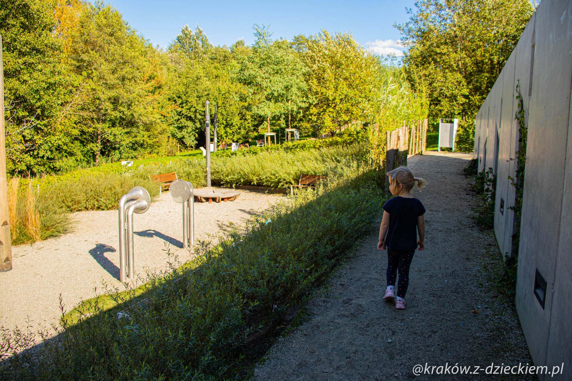 Park Reduta - trójpoziomowy plac zabaw i drugi dla mniejszych dzieci