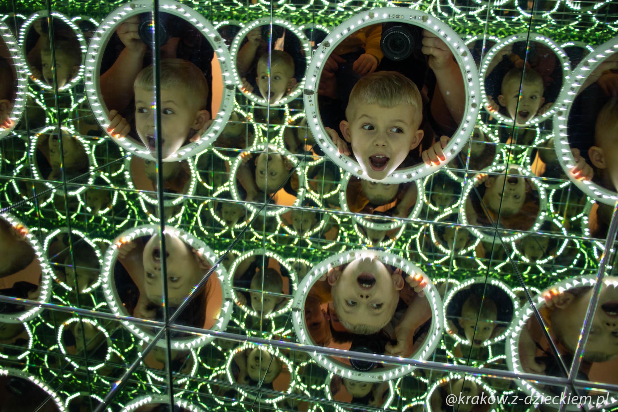 Muzeum Iluzji Krakil z dzieckiem - Krakowskie Brzdące